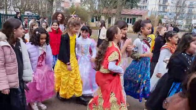 PodEduc - Défilé Des Princesses.Mp4